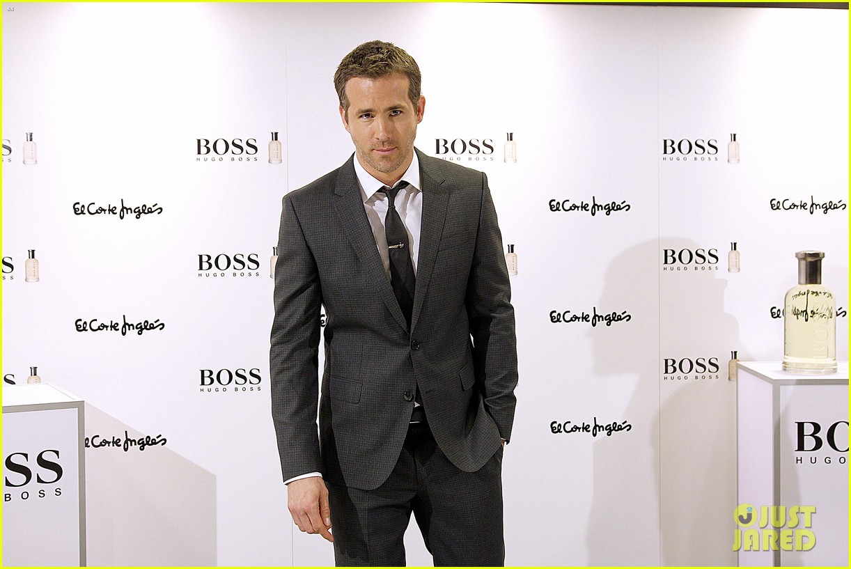 Ryan Reynolds Lets Fans Feel Him Up at Boss Bottled Event!: Photo ...