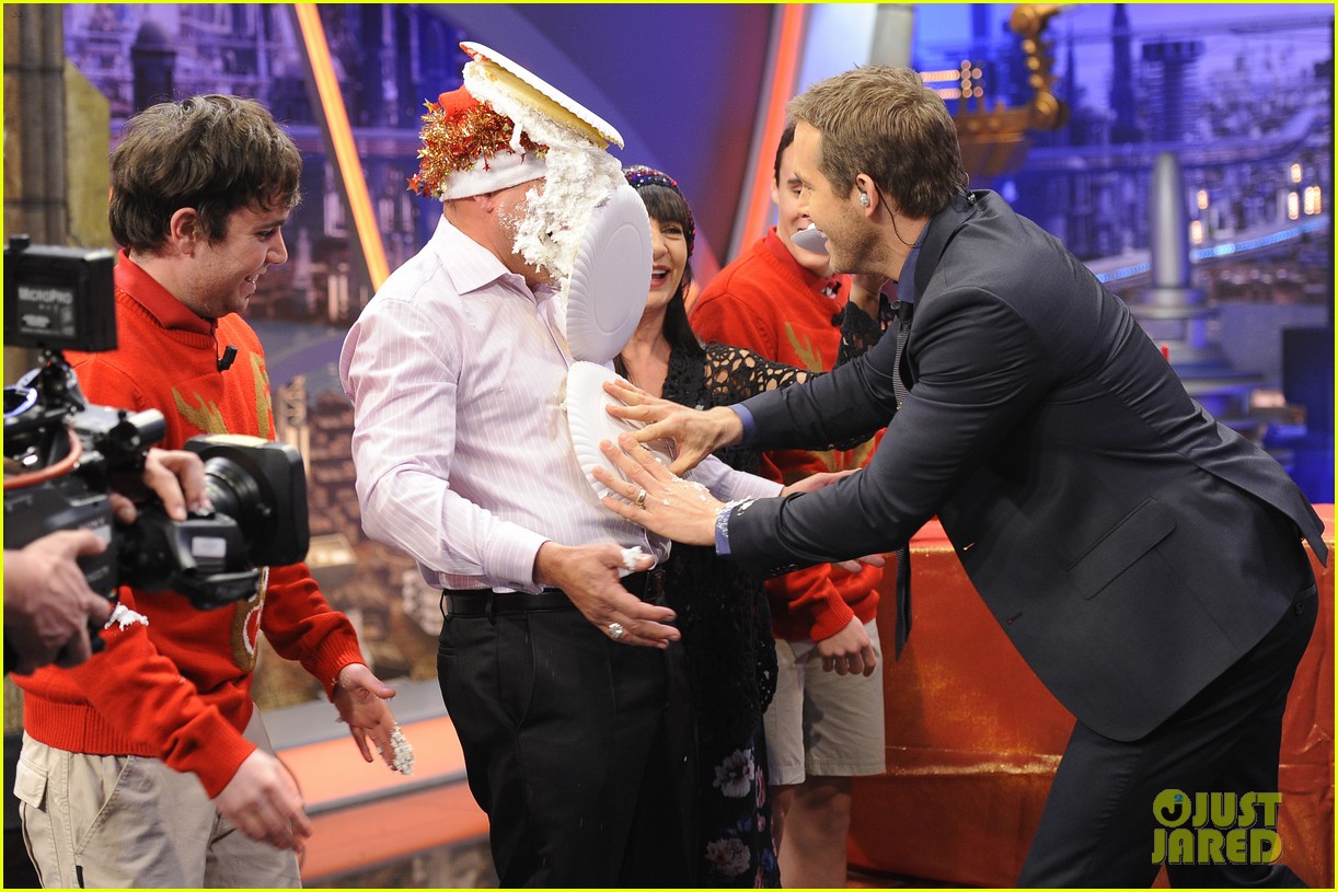 Ryan Reynolds Lets Fans Feel Him Up at Boss Bottled Event!: Photo ...