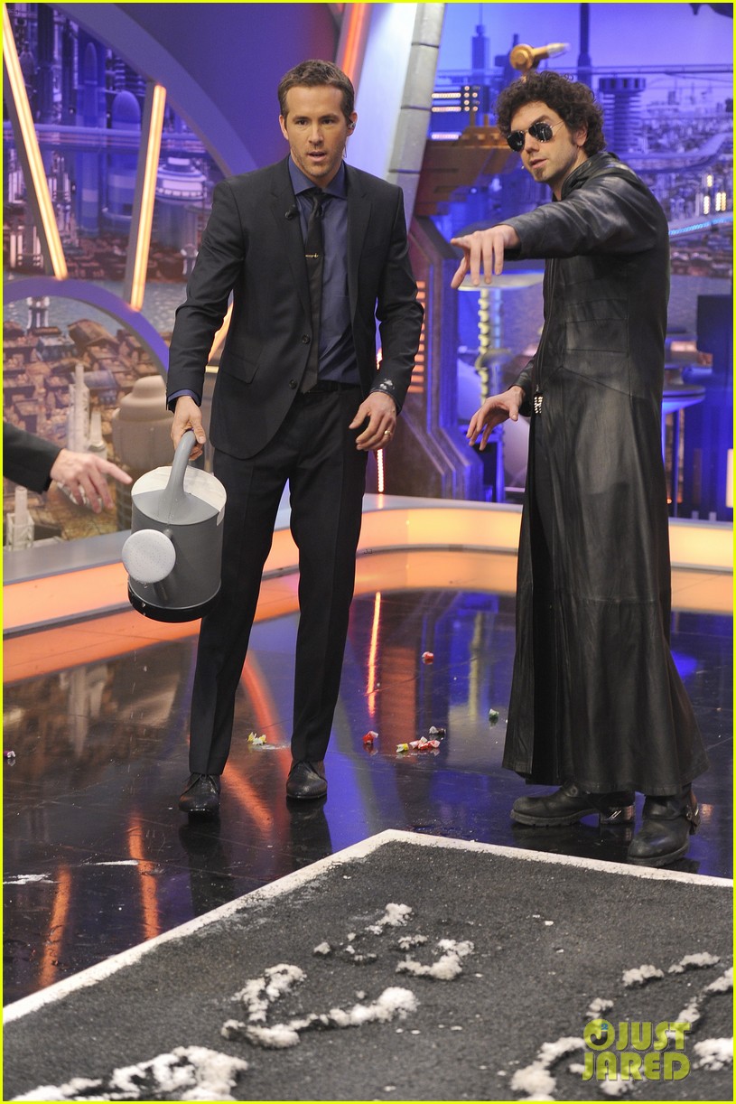 Ryan Reynolds Lets Fans Feel Him Up at Boss Bottled Event!: Photo ...