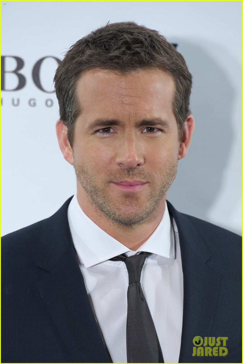 Ryan Reynolds Wears Suit, Tie, & Sexy Smile for 'Boss' Event: Photo ...