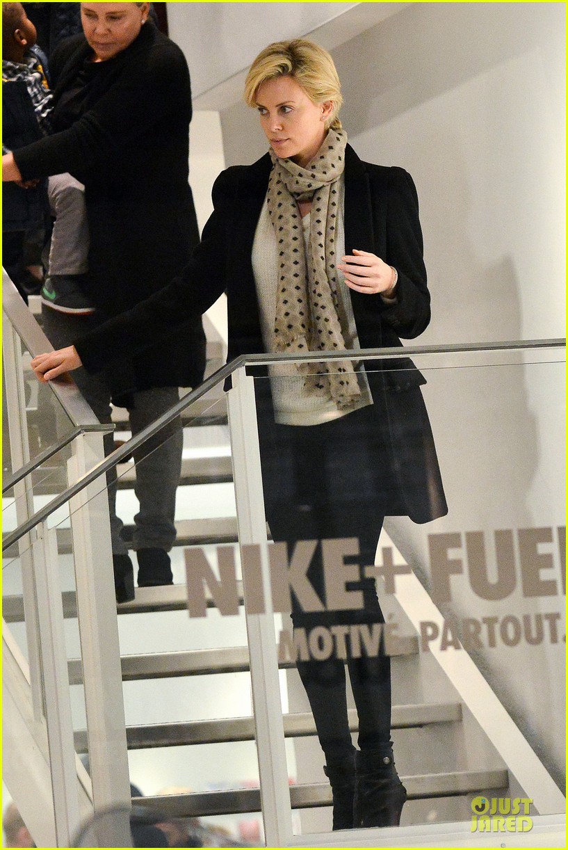 Charlize Theron: Colette Store Shopper in Paris!: Photo 2995552 ...
