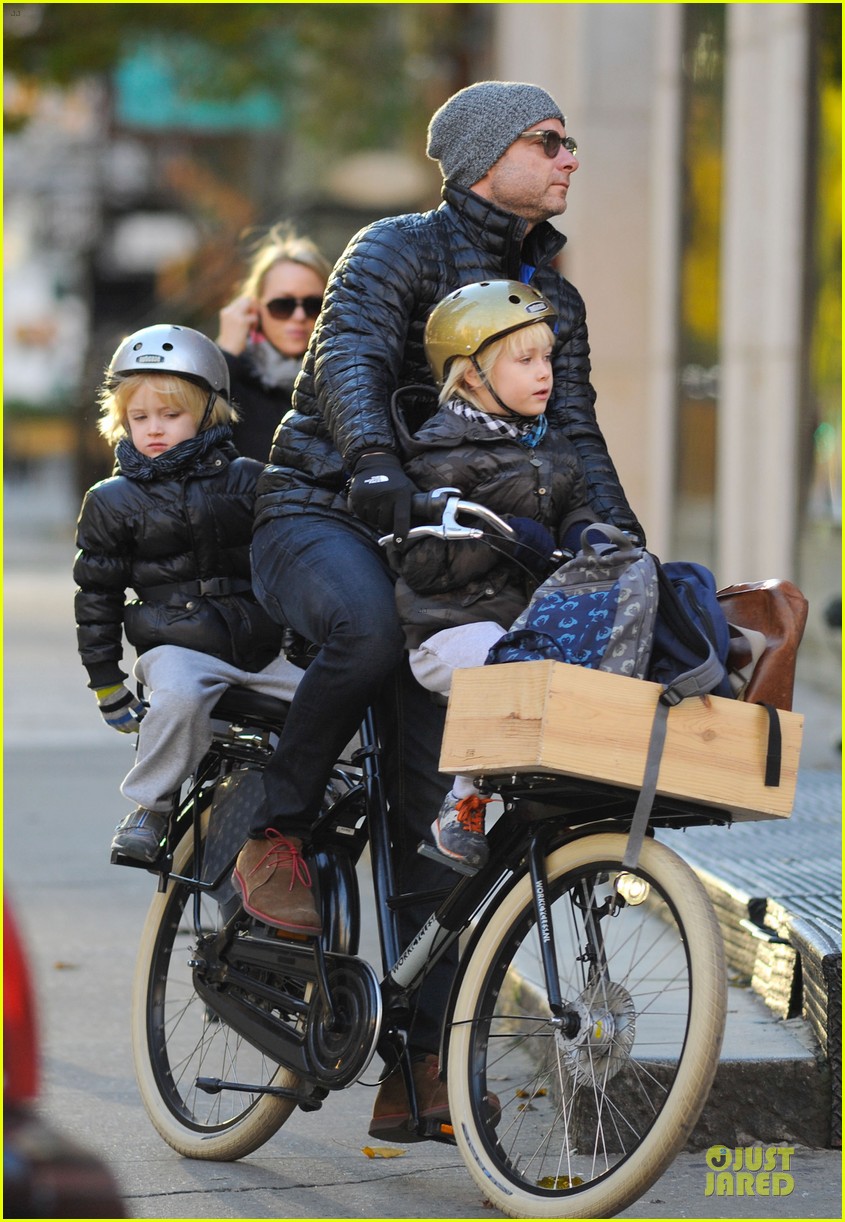 Naomi Watts: Sweater Matching Kicks for Grocery Run!: Photo 2996143 ...