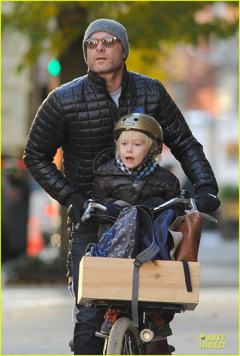 Naomi Watts: Sweater Matching Kicks for Grocery Run!: Photo 2996147 ...