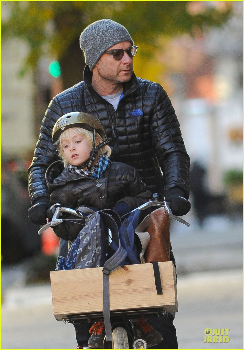 Naomi Watts: Sweater Matching Kicks for Grocery Run!: Photo 2996149 ...