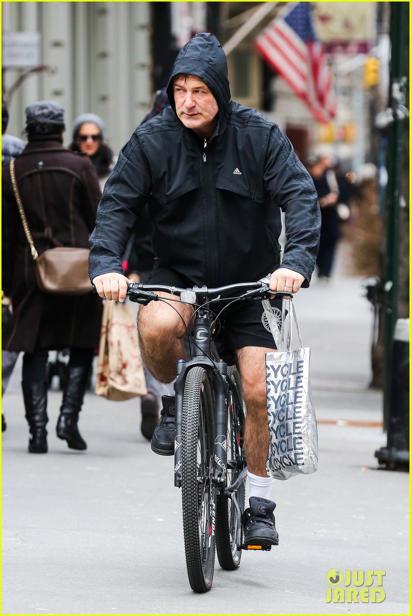 Alec Baldwin Bikes in Shorts in Freezing New York City: Photo 3020500 | Alec Baldwin, Celebrity ...