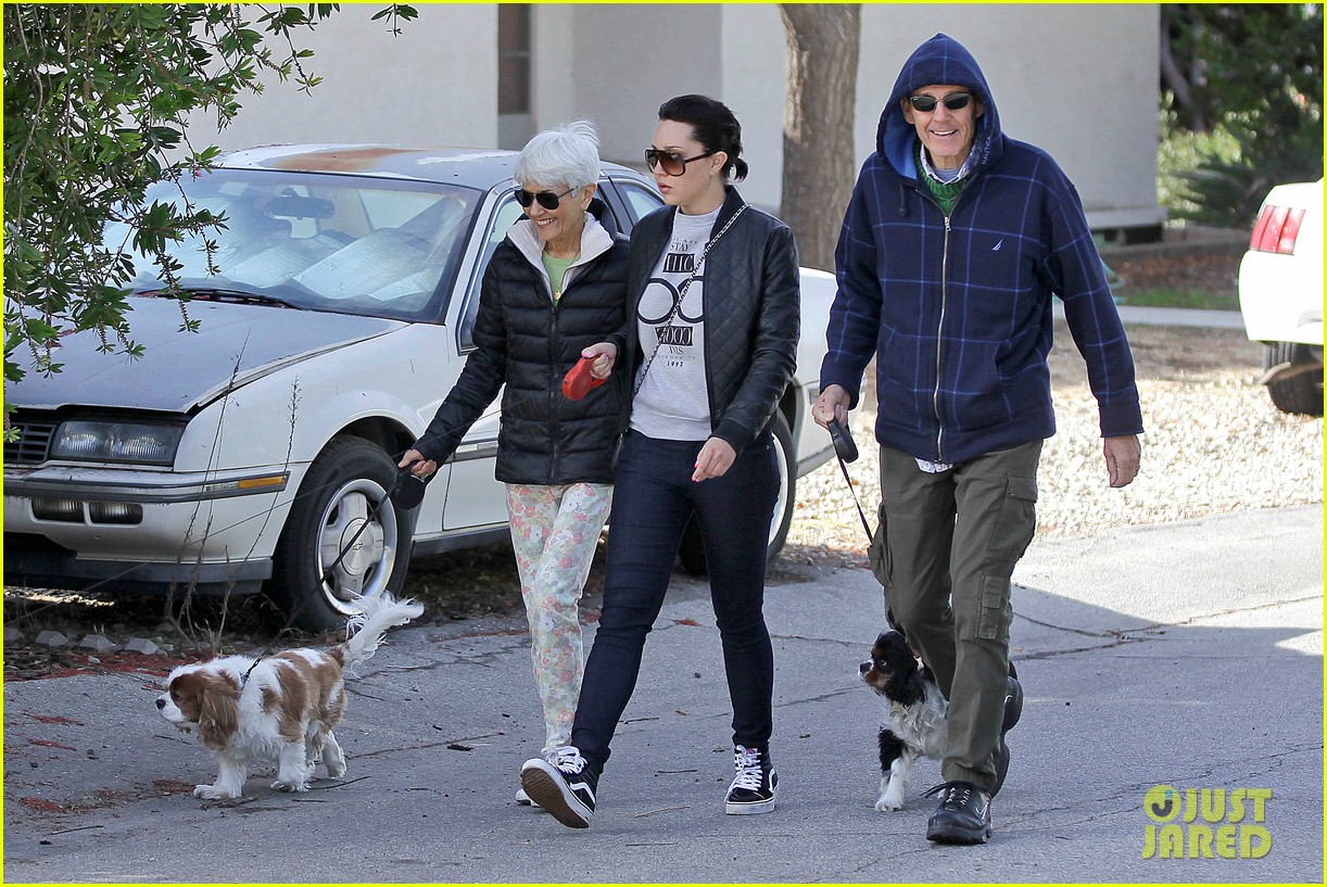 Amanda Bynes Spends Sunday with Mom, Dad, & 3 Pet Pups!: Photo 3007967 ...