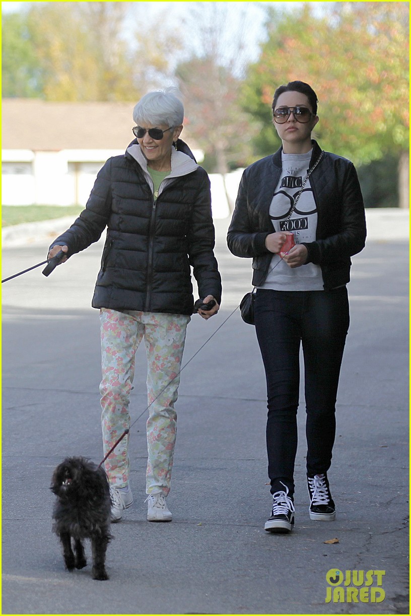 Amanda Bynes Spends Sunday with Mom, Dad, & 3 Pet Pups!: Photo 3007970 ...