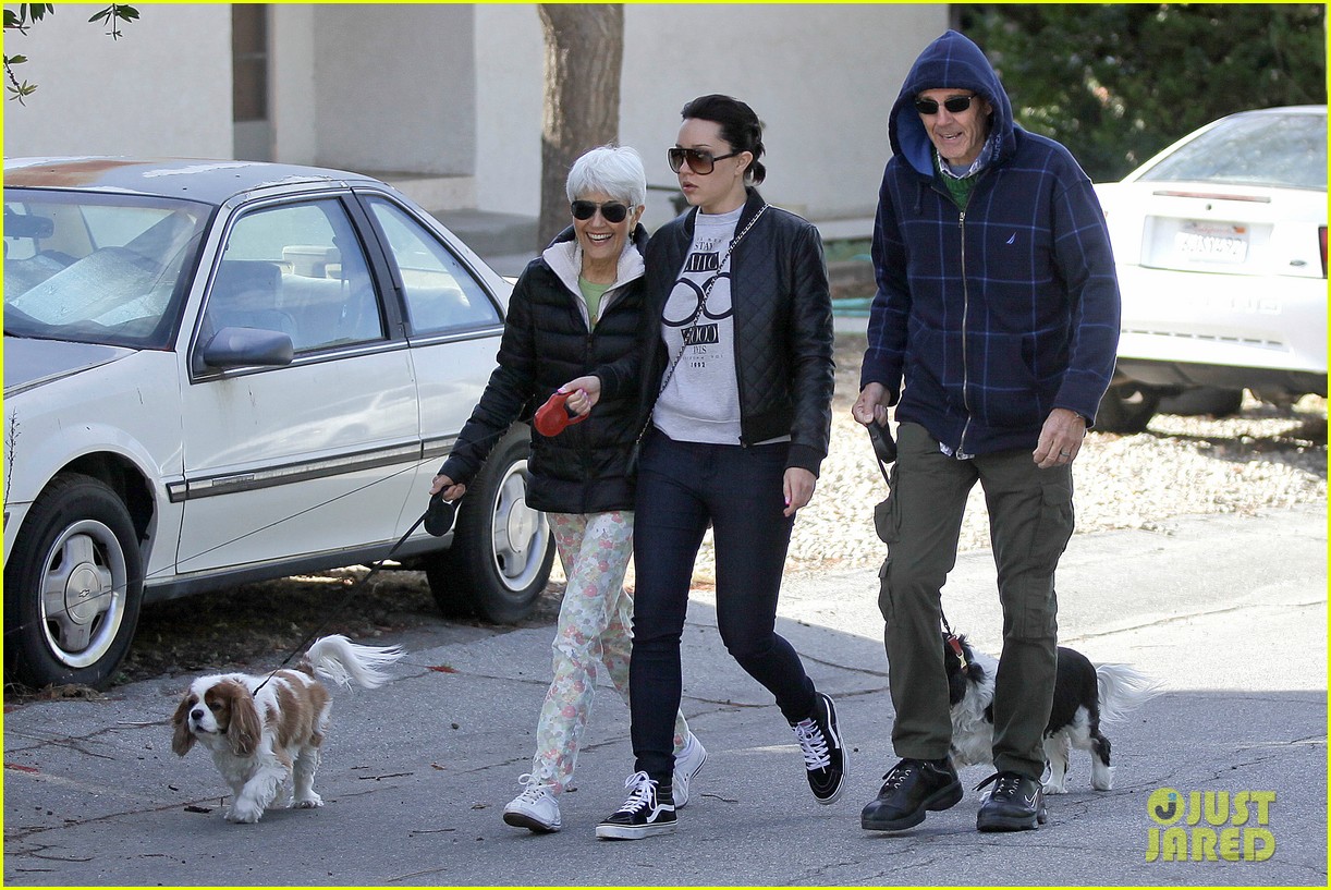 Amanda Bynes Spends Sunday with Mom, Dad, & 3 Pet Pups!: Photo 3007973 ...