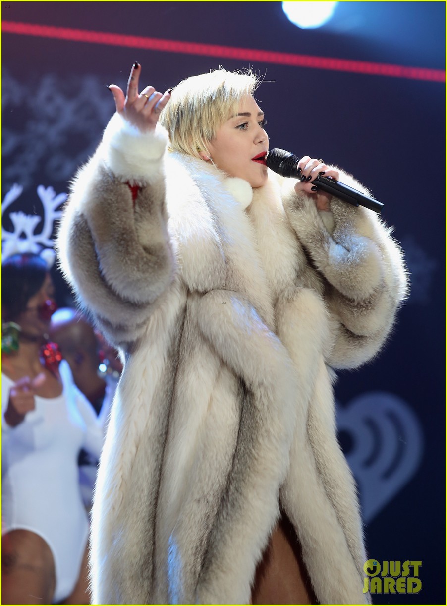 Miley Cyrus Performs After Being Named 'Best Artist of 2013': Photo ...