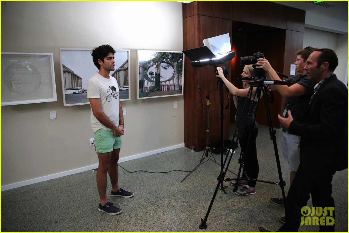 Entourage's Adrian Grenier: Shirtless Miami Beach Day!: Photo 3005774 ...