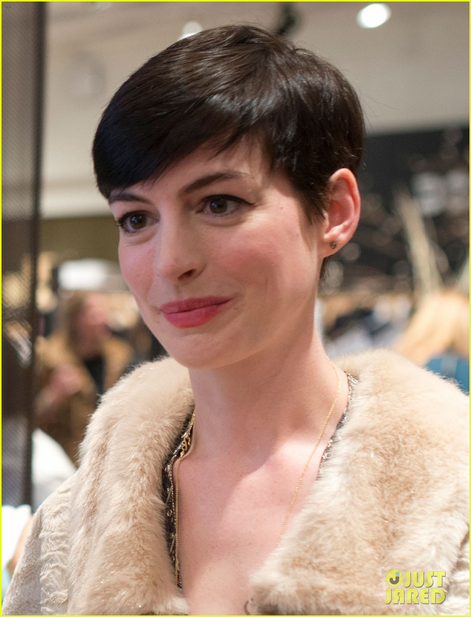 Anne Hathaway is a Supportive Wife at Husband Adam Shulman's Jewelry ...