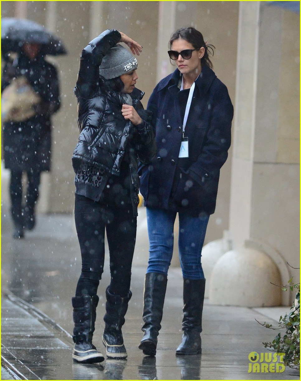 Katie Holmes Drops Off Suri During Snowy School Run!: Photo 3009032 ...