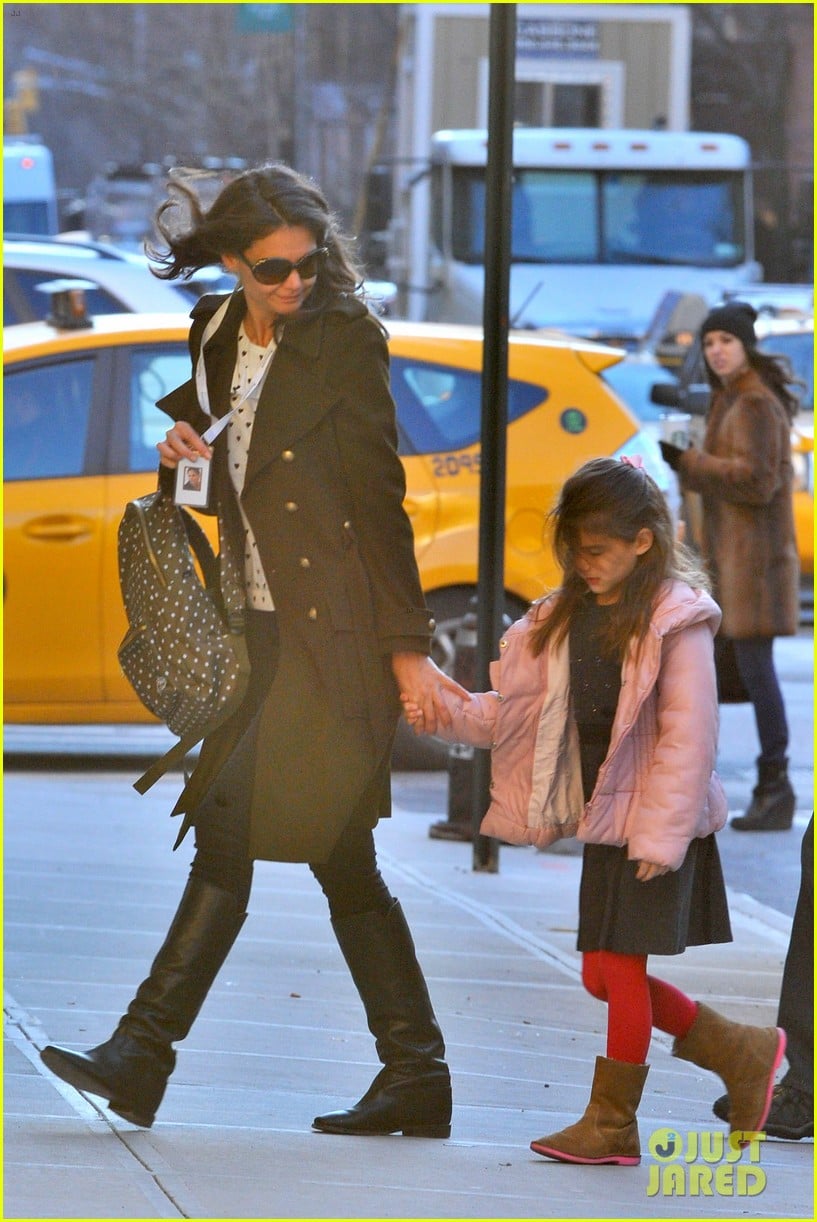 Katie Holmes: Early Morning Drop Off with Suri!: Photo 3009750 ...