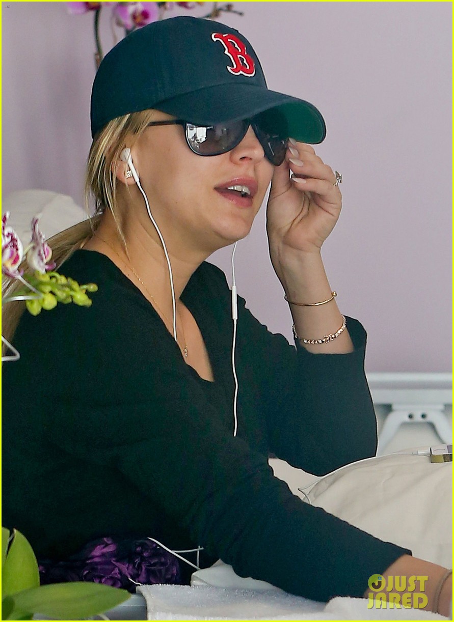 Kaley Cuoco: Sunday Pedicure Pampering: Photo 3019519 | Kaley Cuoco ...