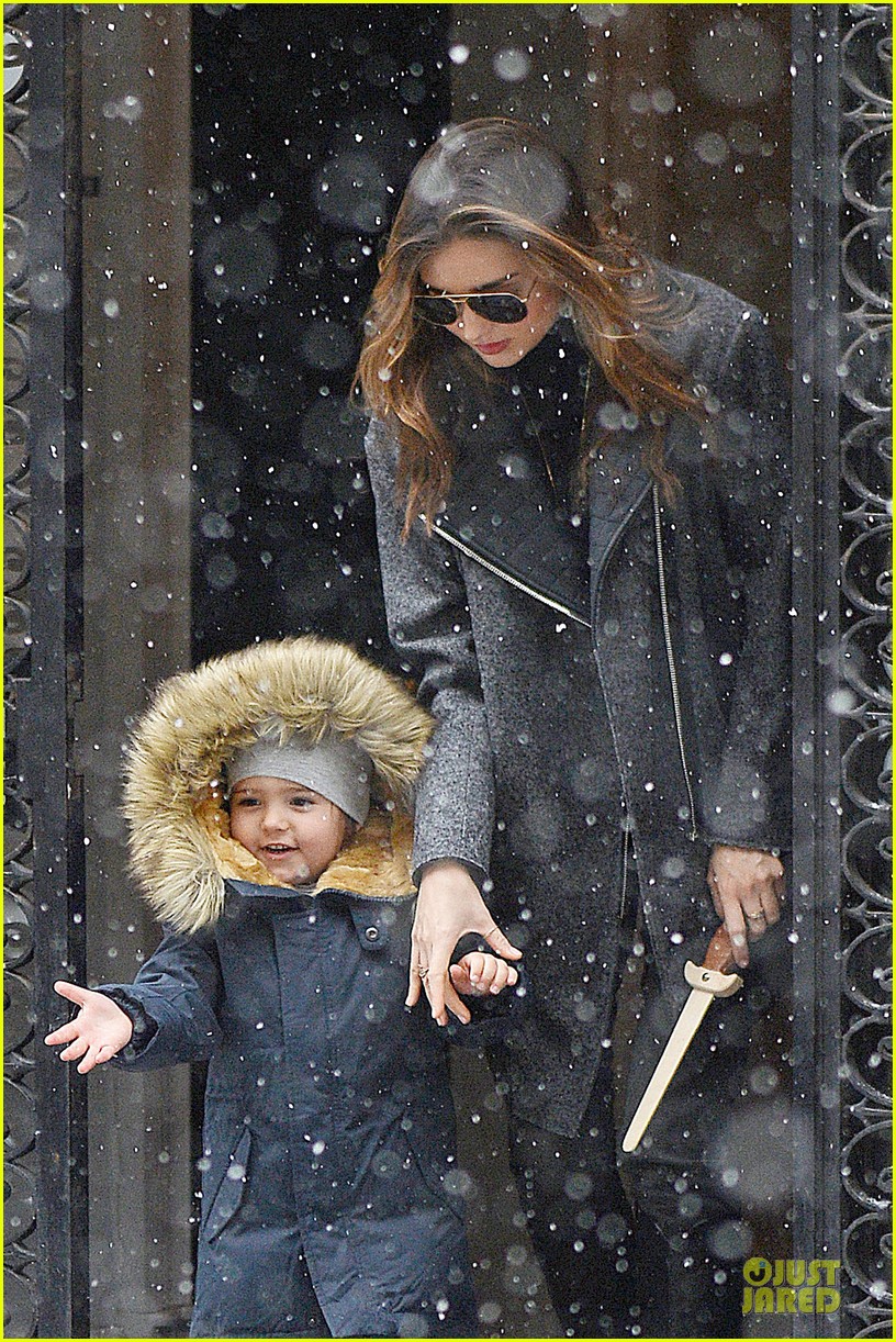 Miranda Kerr & Flynn: Snowy Winter Wonderland!: Photo 3011999 ...