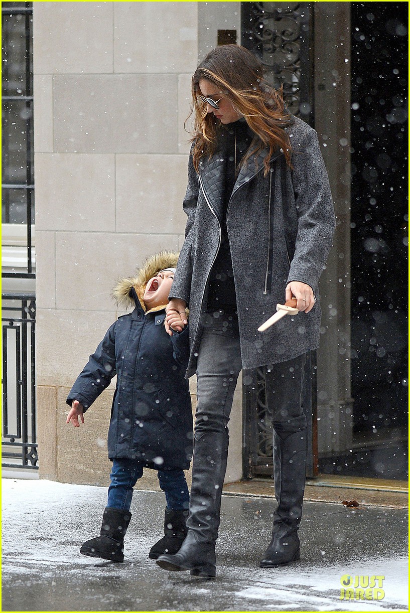 Miranda Kerr & Flynn: Snowy Winter Wonderland!: Photo 3012001 ...