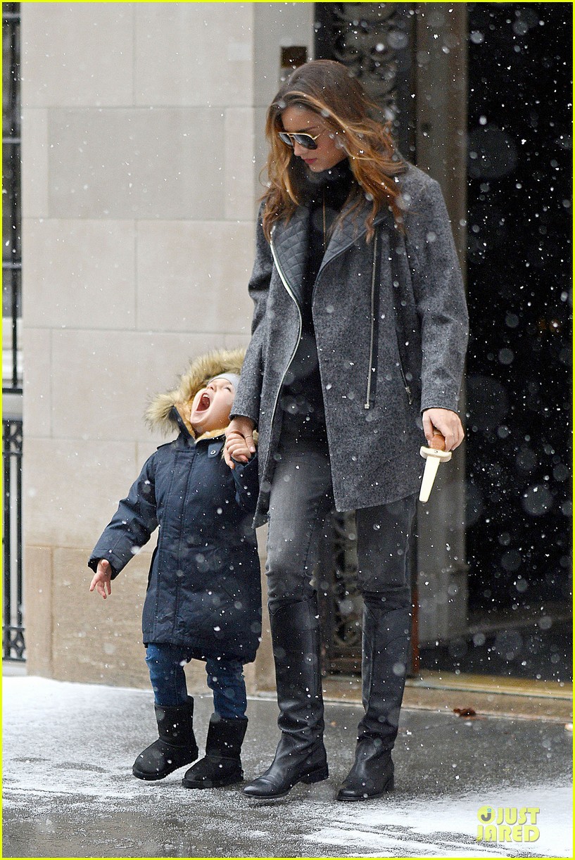 Miranda Kerr & Flynn: Snowy Winter Wonderland!: Photo 3012004 ...