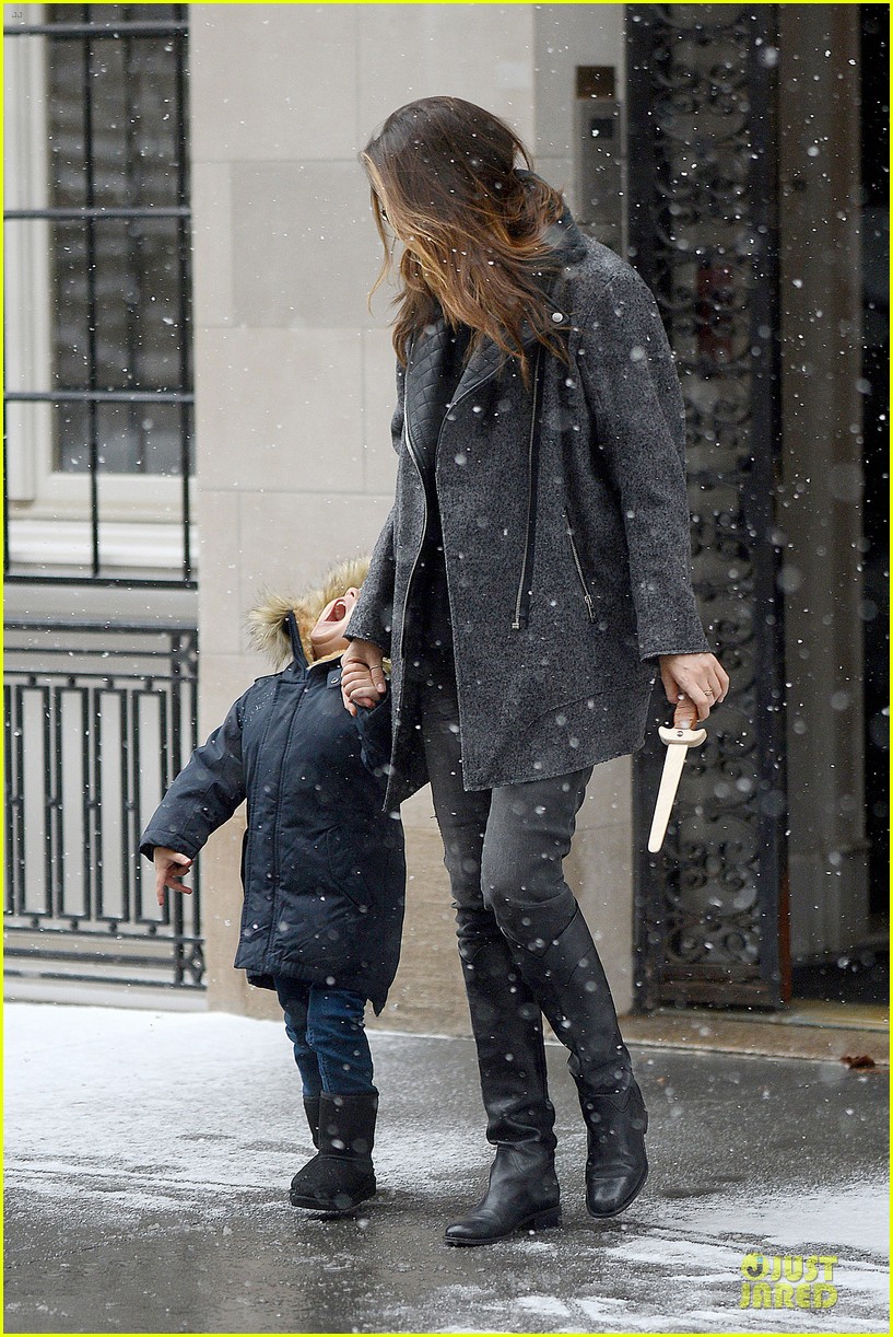 Miranda Kerr & Flynn: Snowy Winter Wonderland!: Photo 3012008 ...
