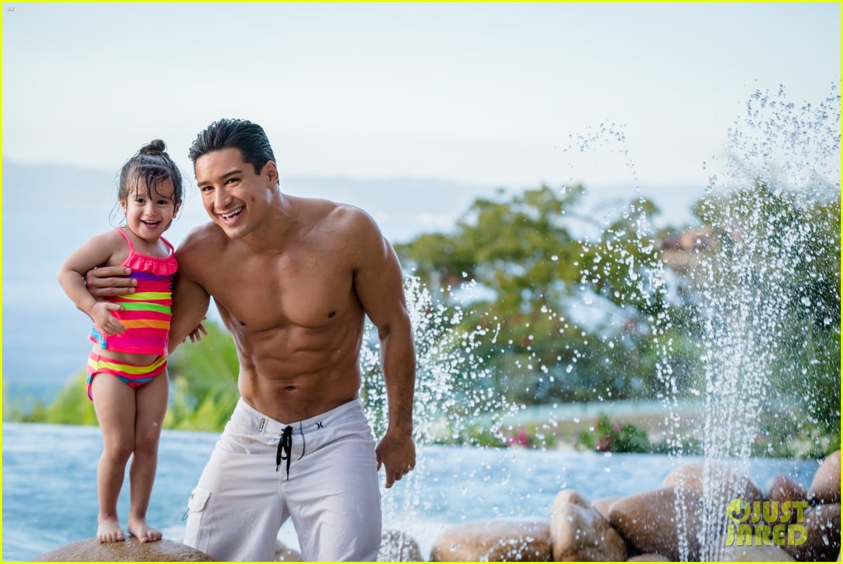 Mario Lopez Displays Ripped Shirtless Body on Family Vacation: Photo ...