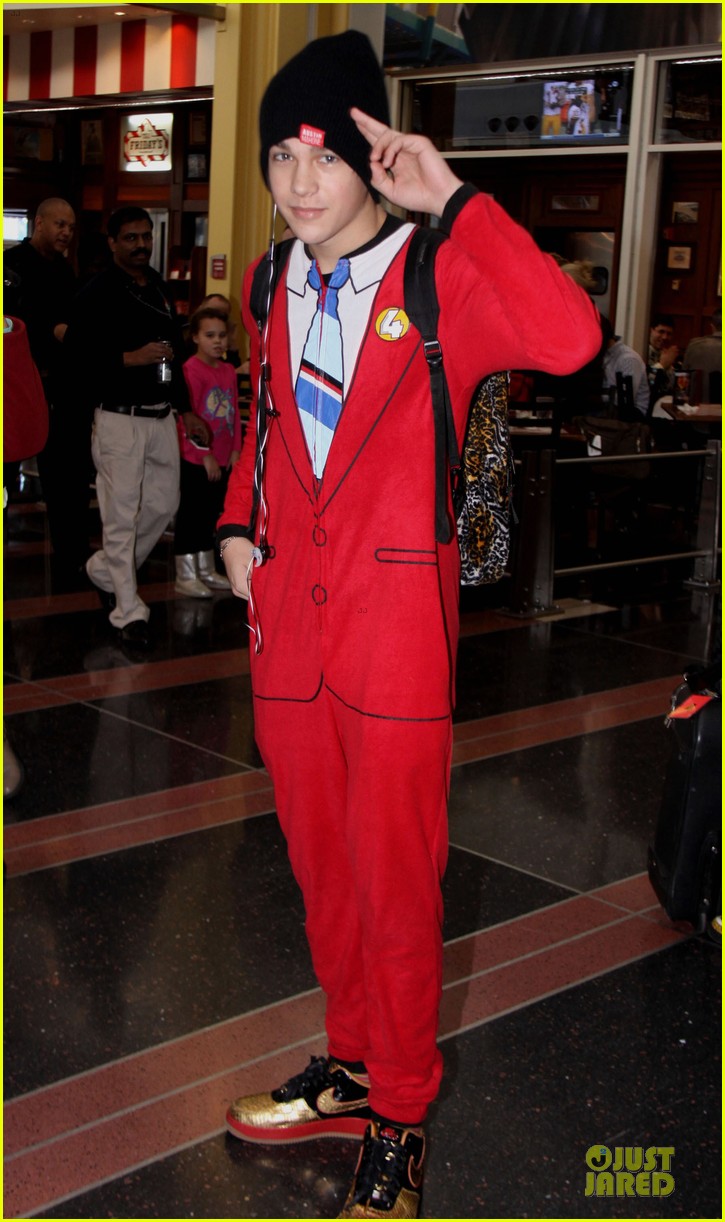 Austin Mahone Sports 'Anchorman' Ron Burgundy Fake Suit!: Photo 3012506 ...