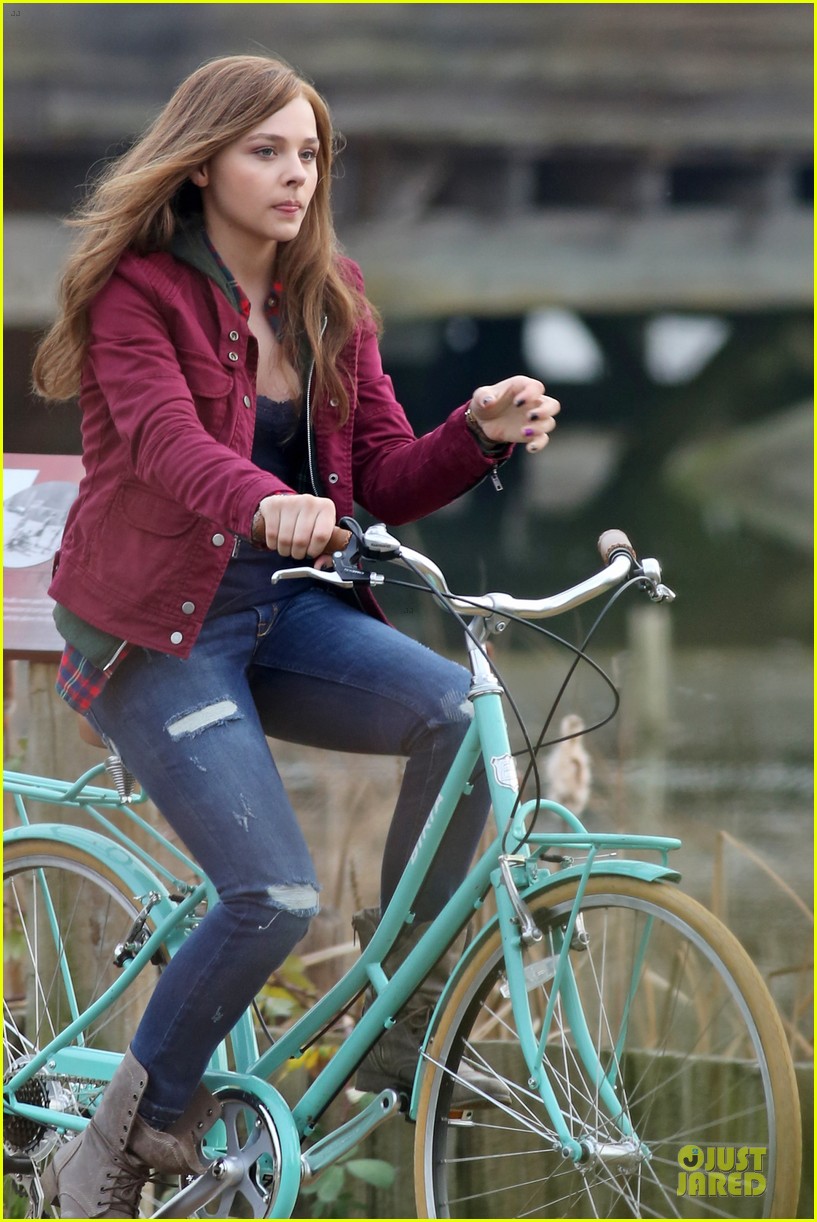 Chloe Moretz: Post Thanksgiving Bike Rider for 'If I Stay': Photo ...