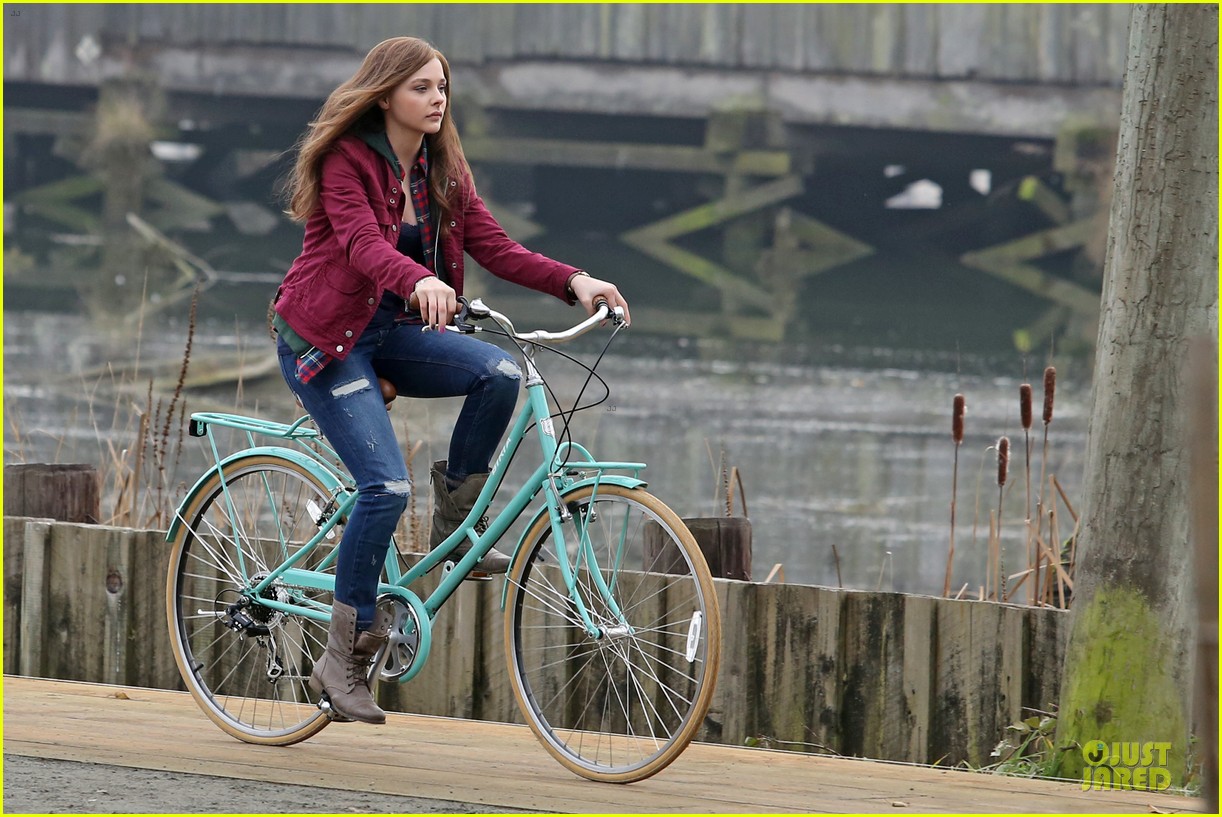 Chloe Moretz: Post Thanksgiving Bike Rider for 'If I Stay': Photo ...