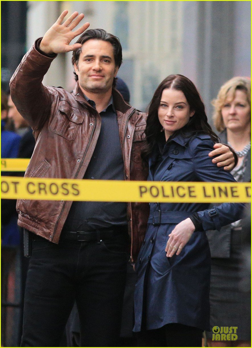 Rachel Nichols Kisses Mike Kershaw on 'Continuum' Set!: Photo 3012753 ...