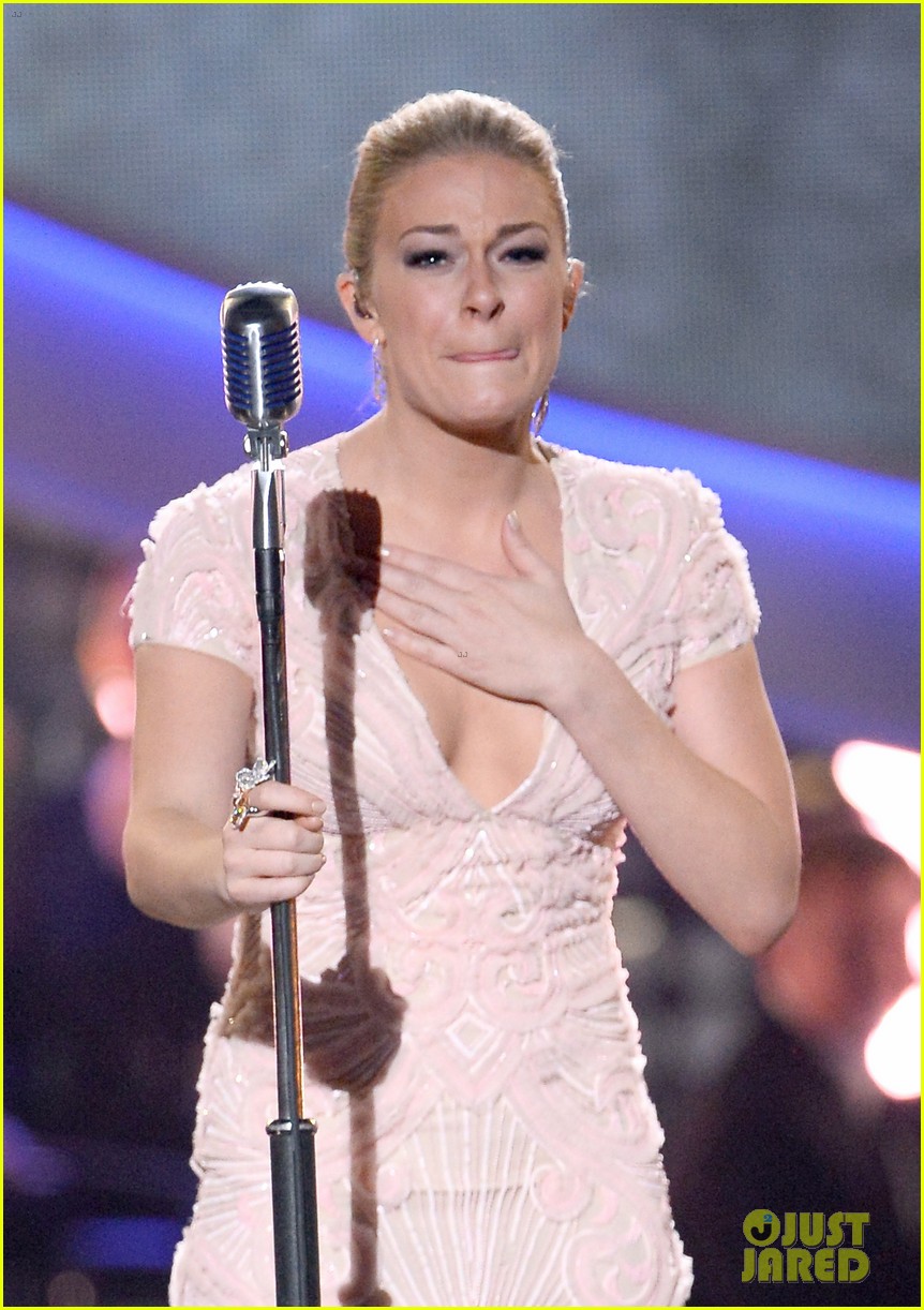 LeAnn Rimes Tears Up During Patsy Cline Tribute Performance: Photo ...