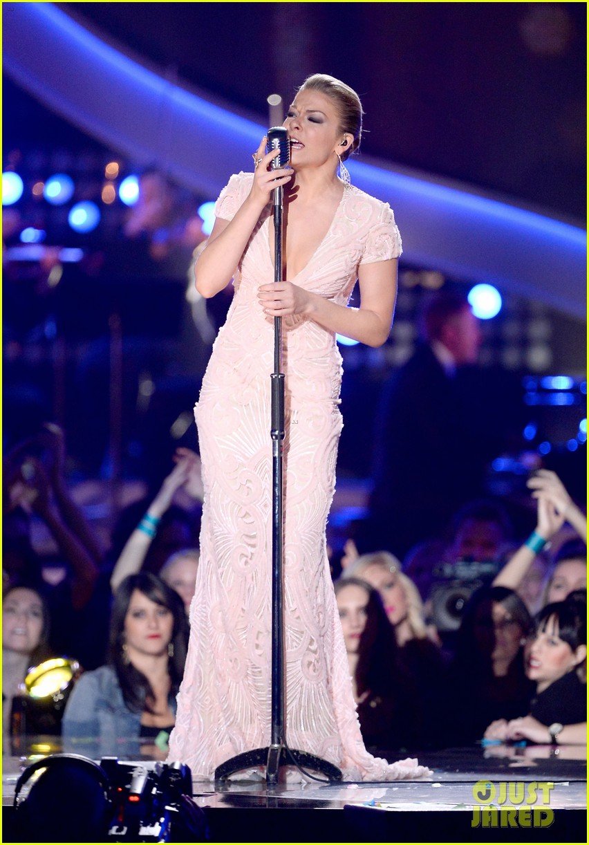 LeAnn Rimes Tears Up During Patsy Cline Tribute Performance: Photo ...