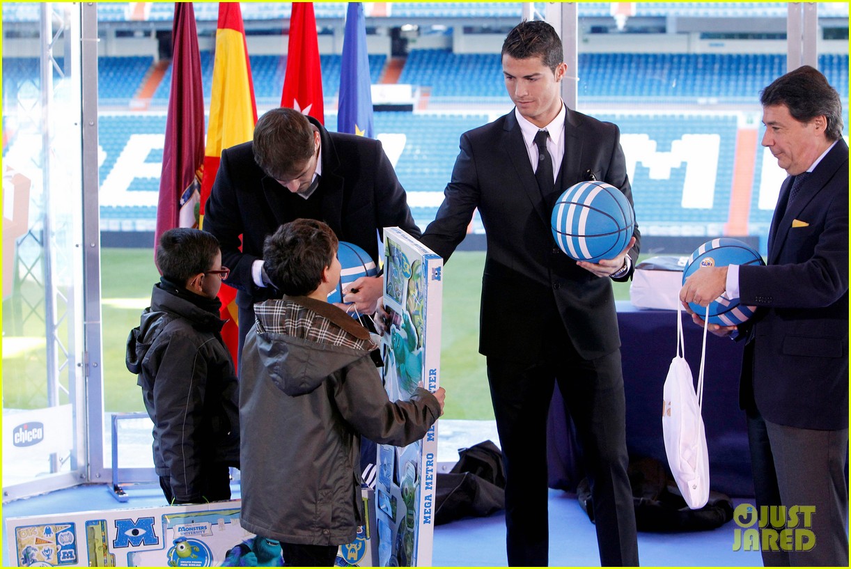 Cristiano Ronaldo: 'One Toy, One Hope' Charity Event!: Photo 3013574 ...