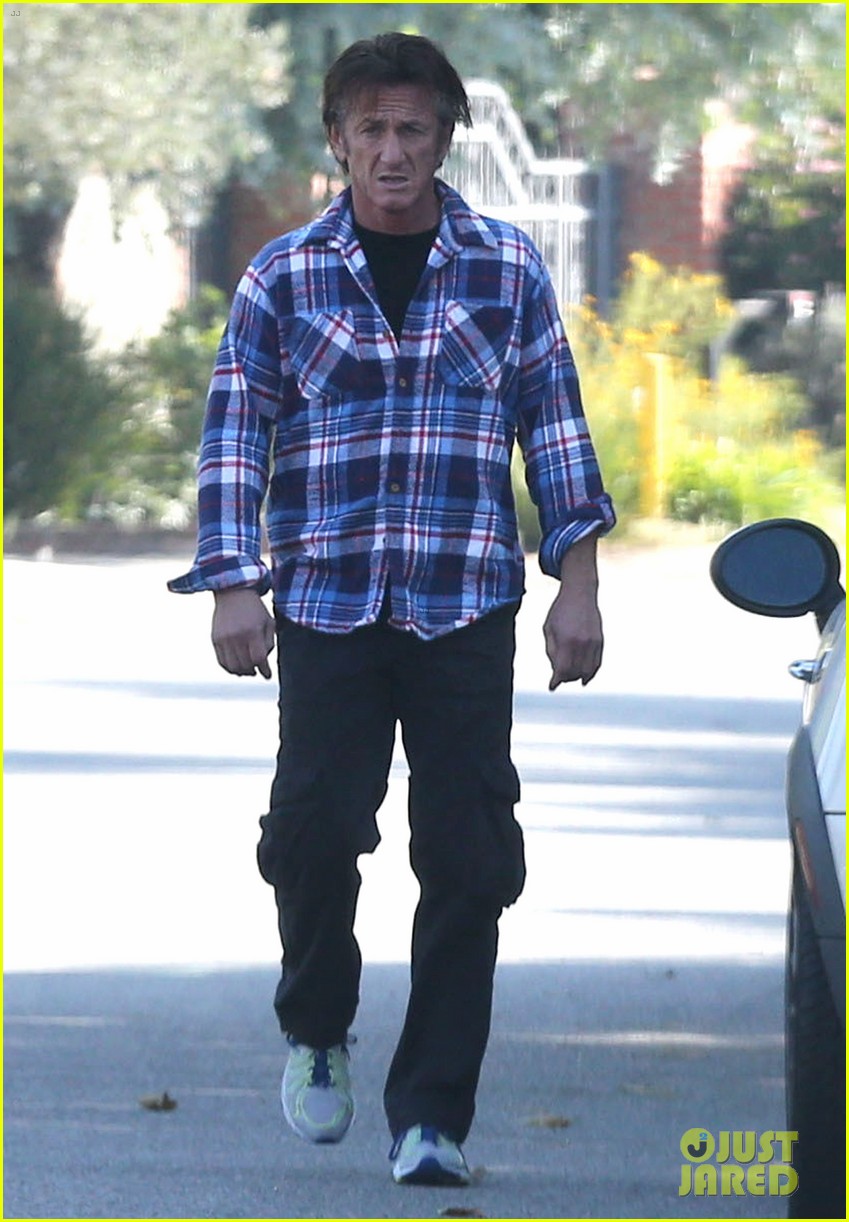 Sean Penn: Casual Afternoon Stroll in Malibu: Photo 3016226 | Sean Penn ...