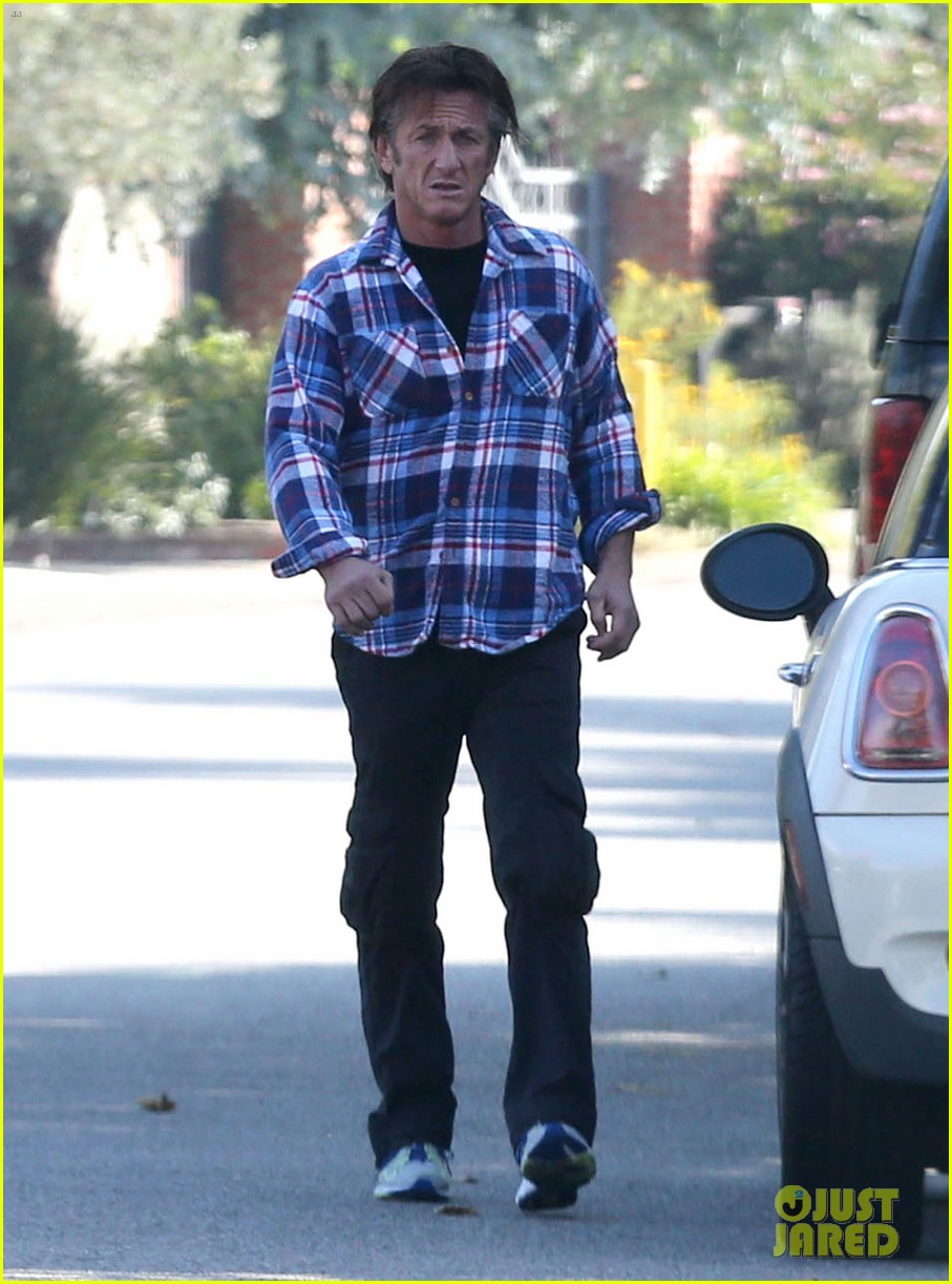 Sean Penn: Casual Afternoon Stroll in Malibu: Photo 3016228 | Sean Penn ...