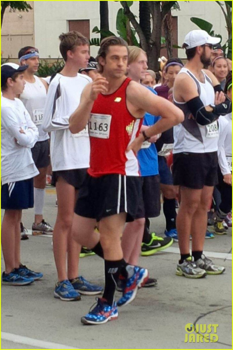 Scott Speedman Stretches Out for Thanksgiving Turkey Trot!: Photo ...