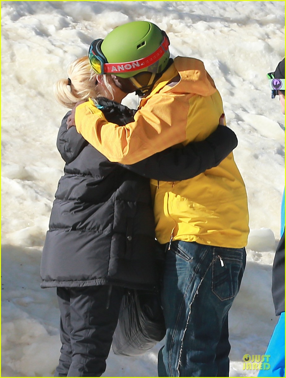 Gwen Stefani & Seal: Warm Hug in Snowy Mammoth!: Photo 3020114 ...