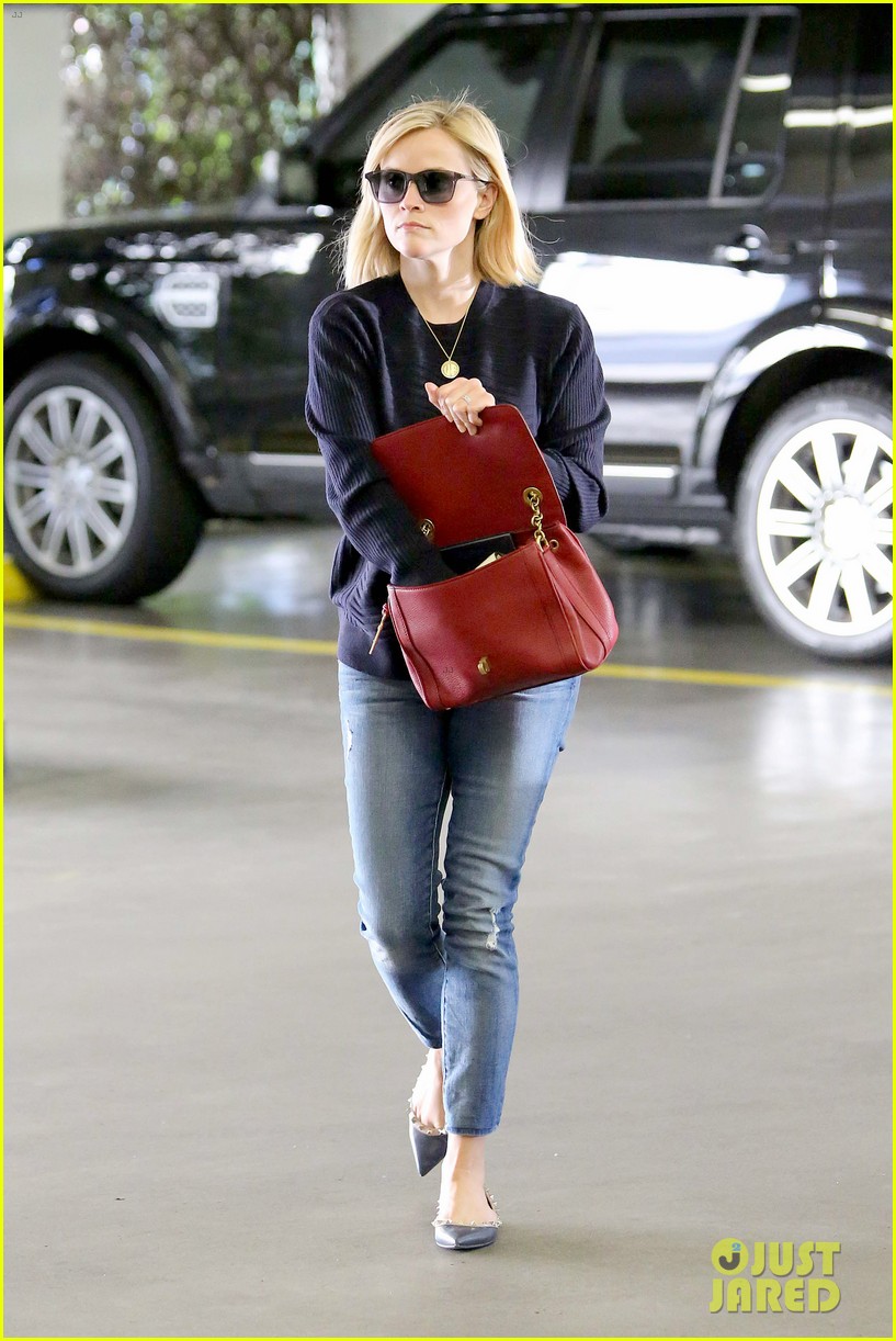 Reese Witherspoon: Christmastime in Paris is So Magical!: Photo 3010918 ...