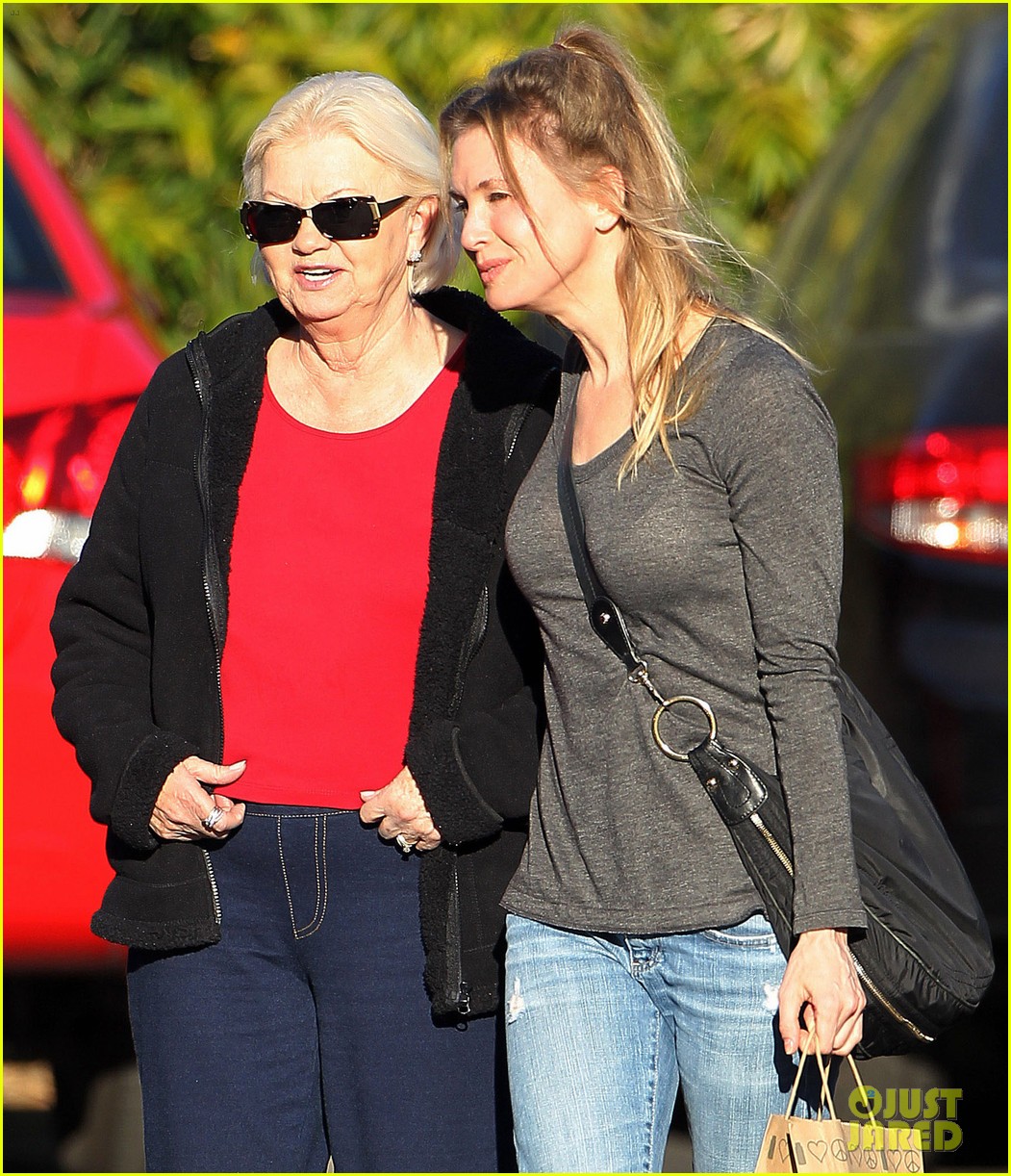 Renee Zellweger: Post Christmas Lunch with Her Parents: Photo 3018122 ...