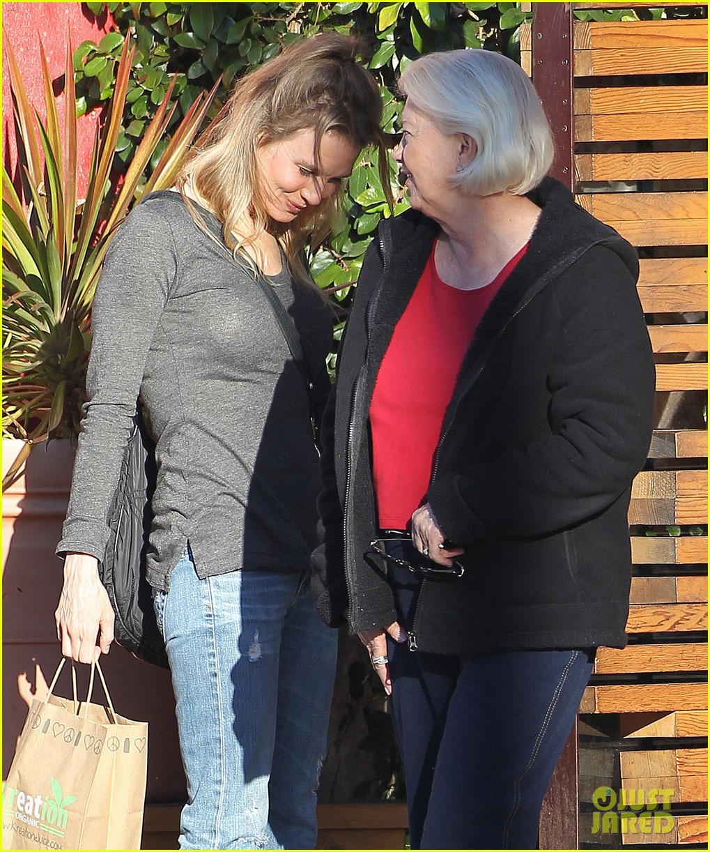 Renee Zellweger: Post Christmas Lunch with Her Parents: Photo 3018128 ...