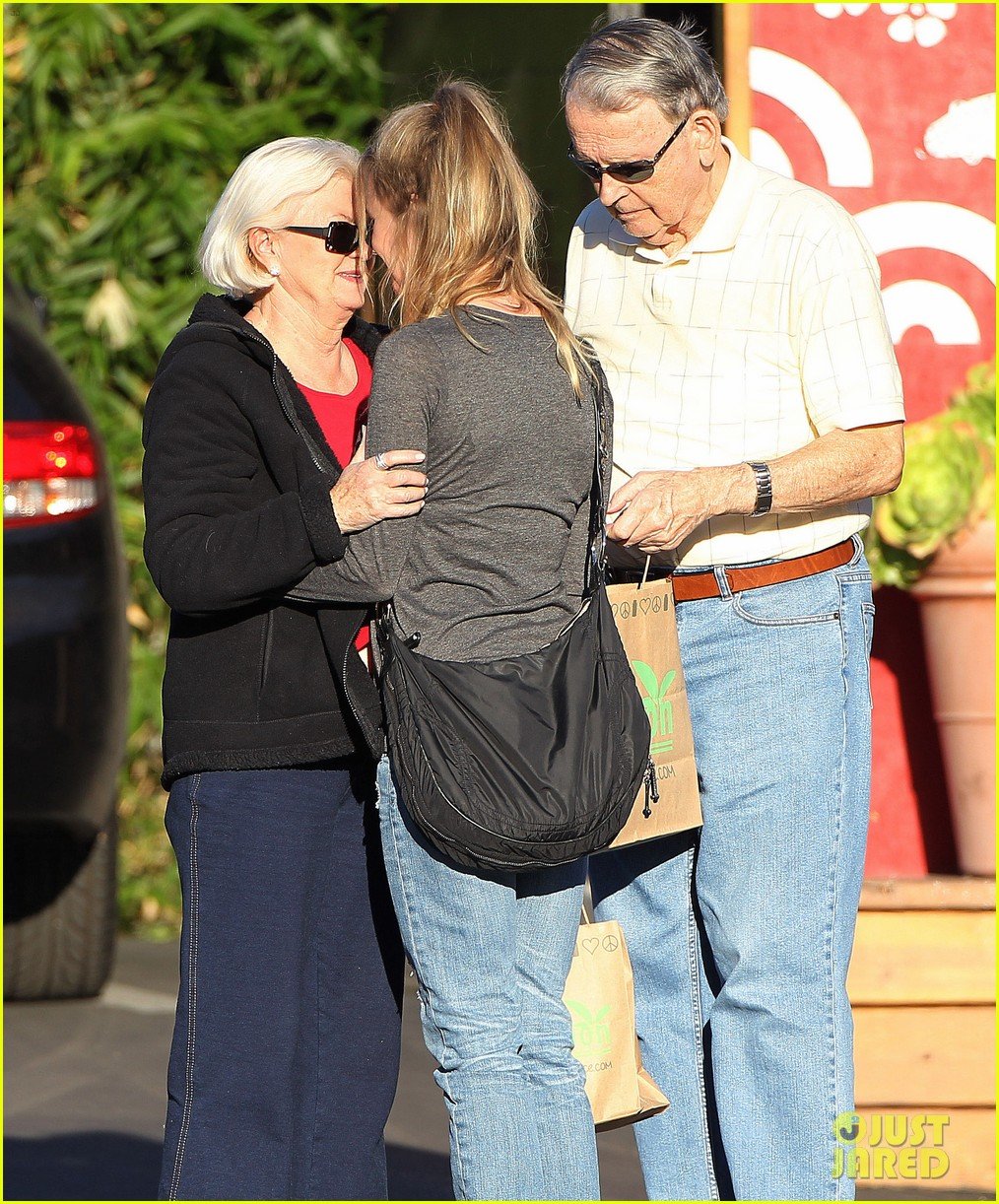 Renee Zellweger: Post Christmas Lunch with Her Parents: Photo 3018131 ...