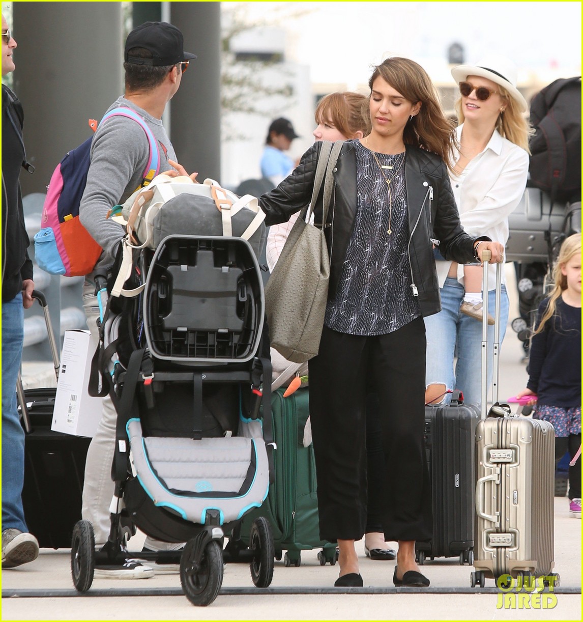 Jessica Alba & Family Arrive Home from Cabo Vacation: Photo 3022687 ...