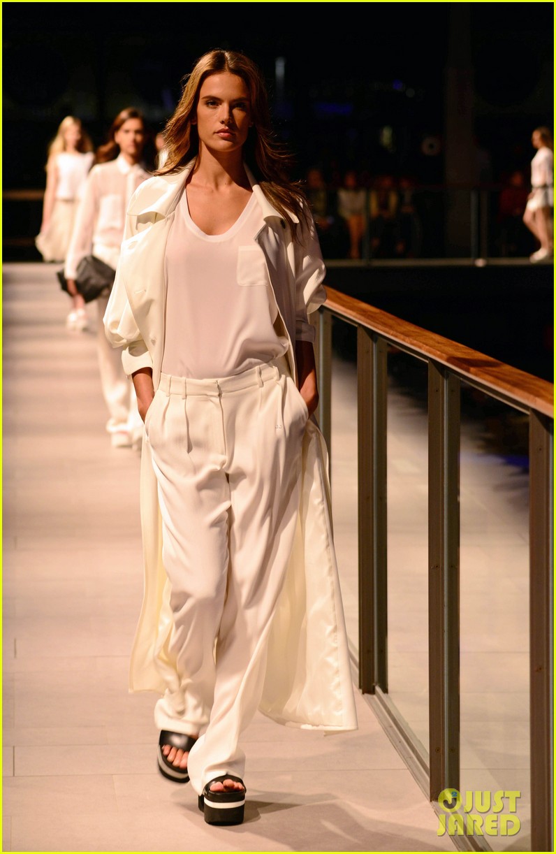 Alessandra Ambrosio Hits the Runway for Mango's Fashion Show: Photo ...