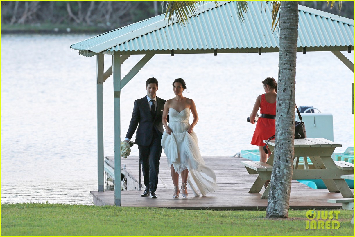 Justin Bartha Marries Lia Smith in Hawaii, Wedding Photos Here!: Photo 3022794 | Justin Bartha ...