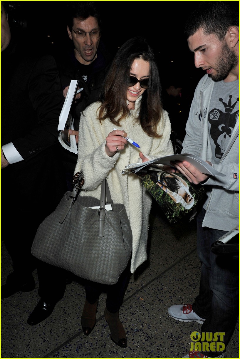 Emilia Clarke: Photobombed at LAX Airport!: Photo 3027181 | Emilia ...