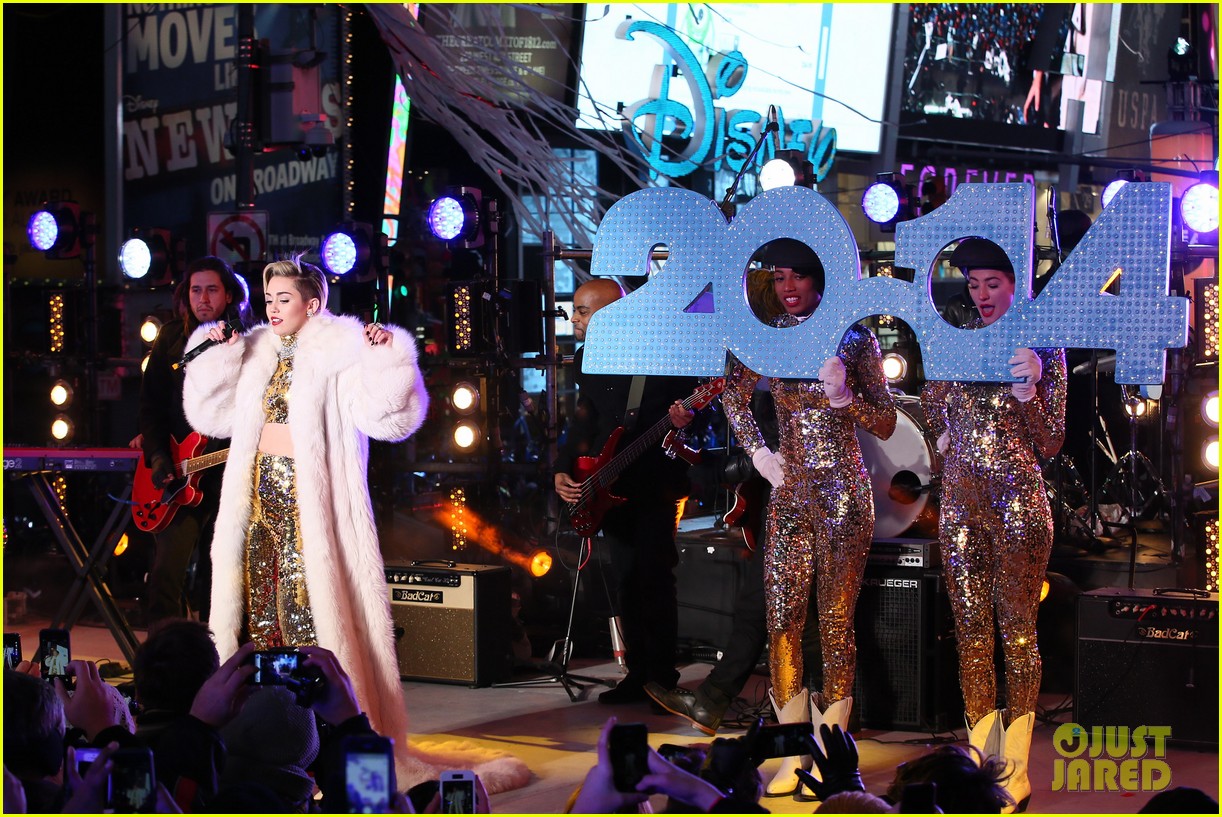 Miley Cyrus: New Year's Eve 2014 Performance - WATCH NOW!: Photo ...