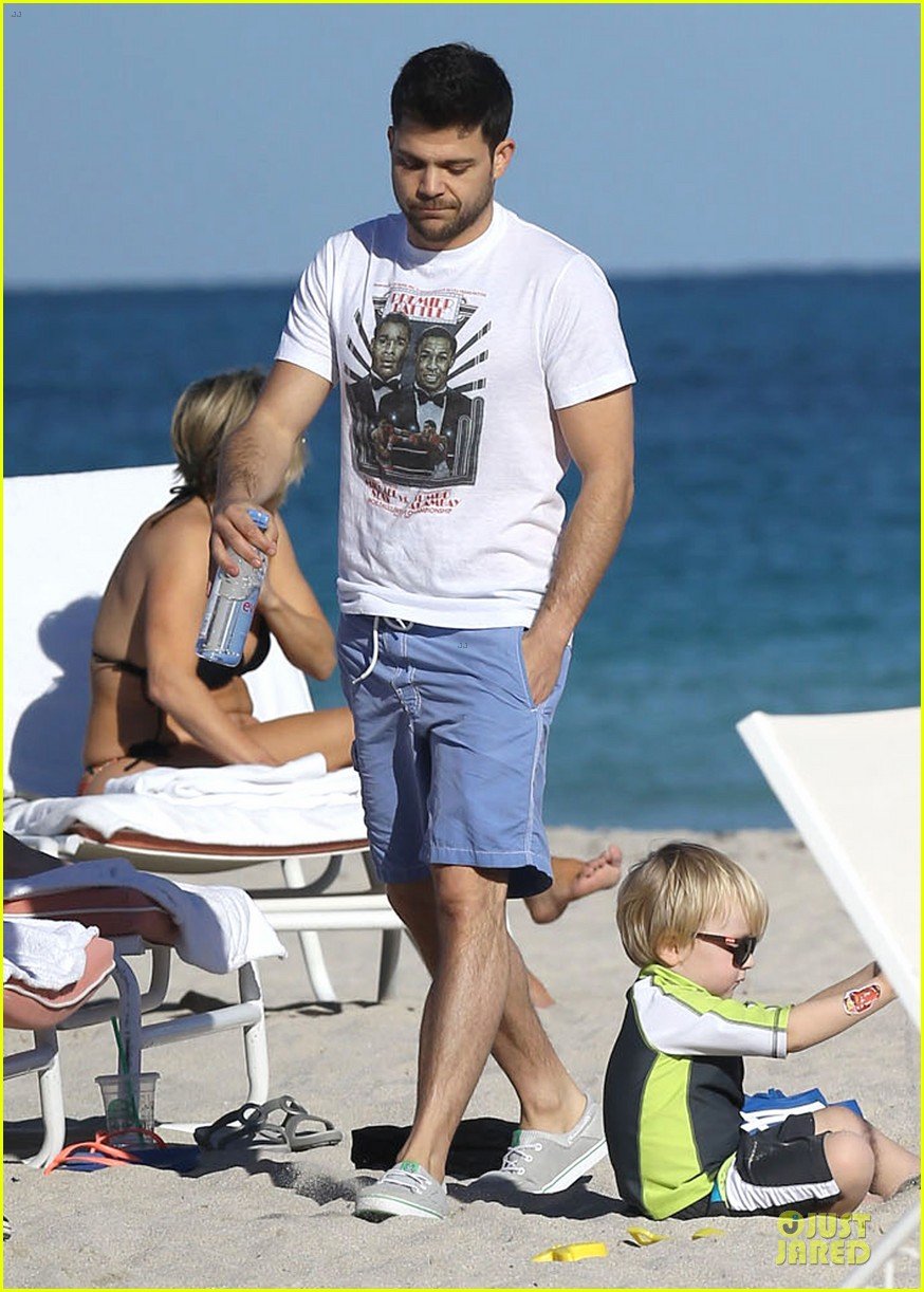 Jerry Ferrara: Shirtless Miami Beach Lounging with Girlfriend!: Photo ...