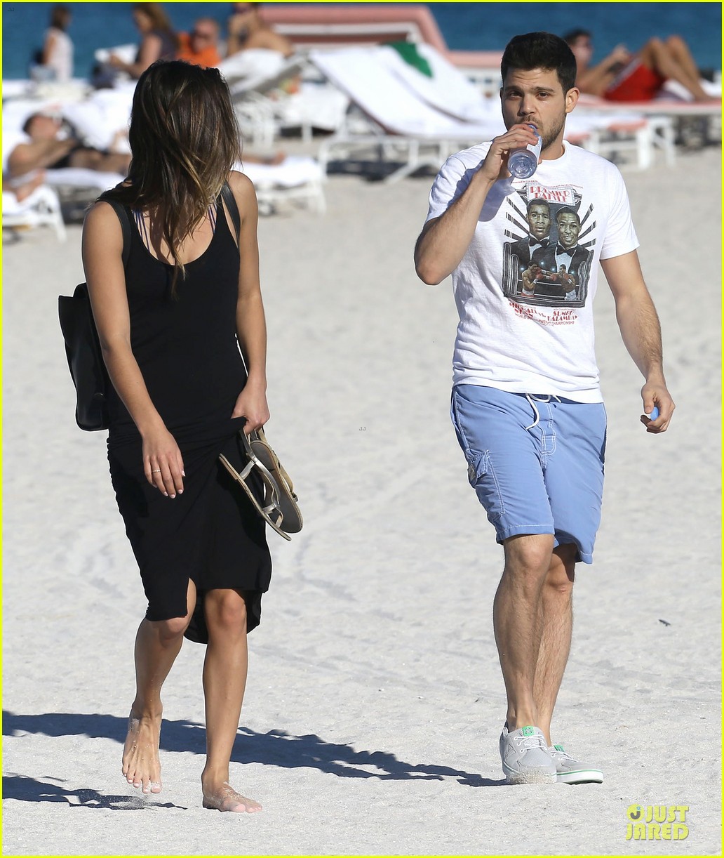 Jerry Ferrara: Shirtless Miami Beach Lounging with Girlfriend!: Photo ...