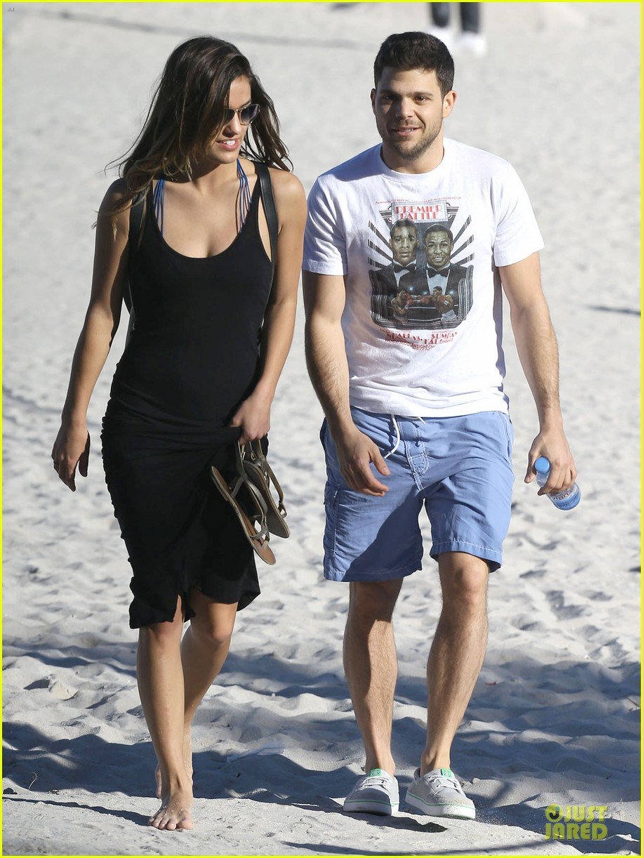 Jerry Ferrara: Shirtless Miami Beach Lounging with Girlfriend!: Photo ...