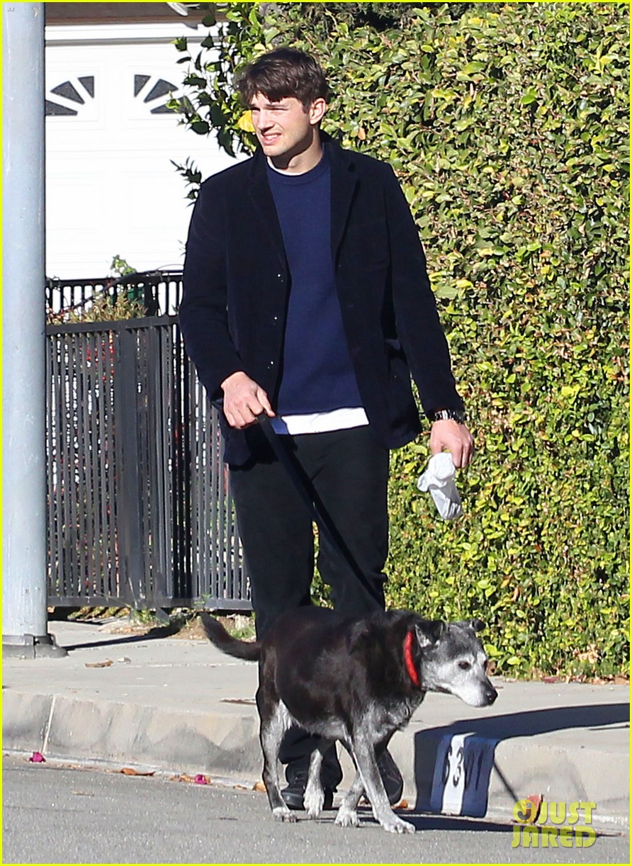 Ashton Kutcher & Mila Kunis: Monday Morning Dog Walkers!: Photo 3030349 ...