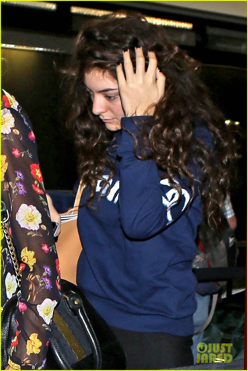 Lorde Leaves Los Angeles After Winning Big at Grammys 2014: Photo ...