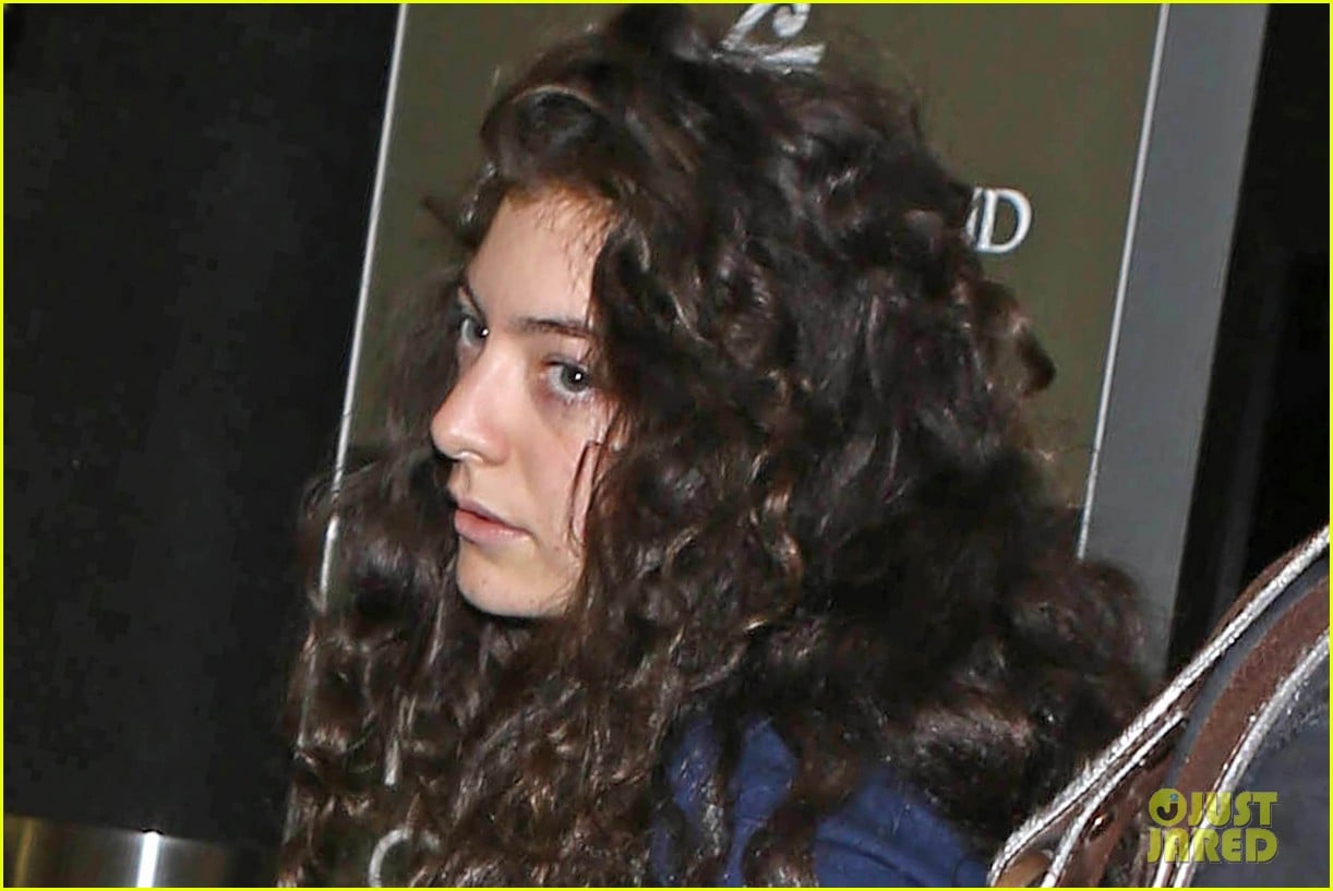 Lorde Leaves Los Angeles After Winning Big at Grammys 2014: Photo ...