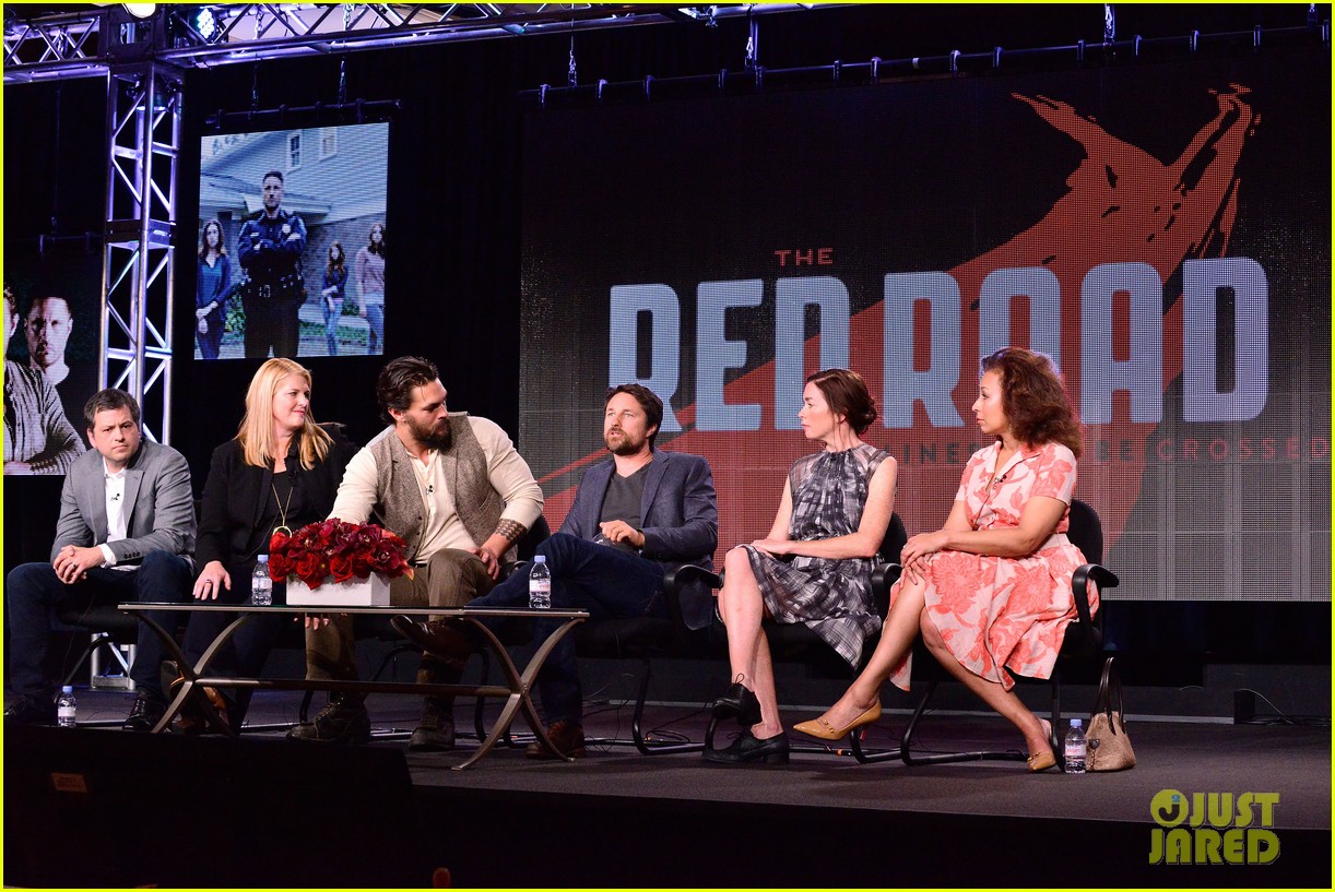 Jason Momoa Photobombs 'Red Road' Cast at TCA Panel!: Photo 3028327 ...